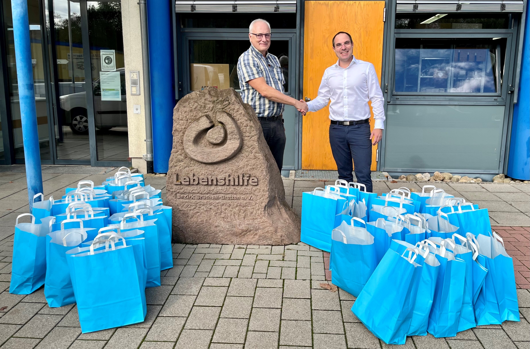 Sommer und Strassburger spendet über 50 Taschen mit Arbeitskleidung an ...